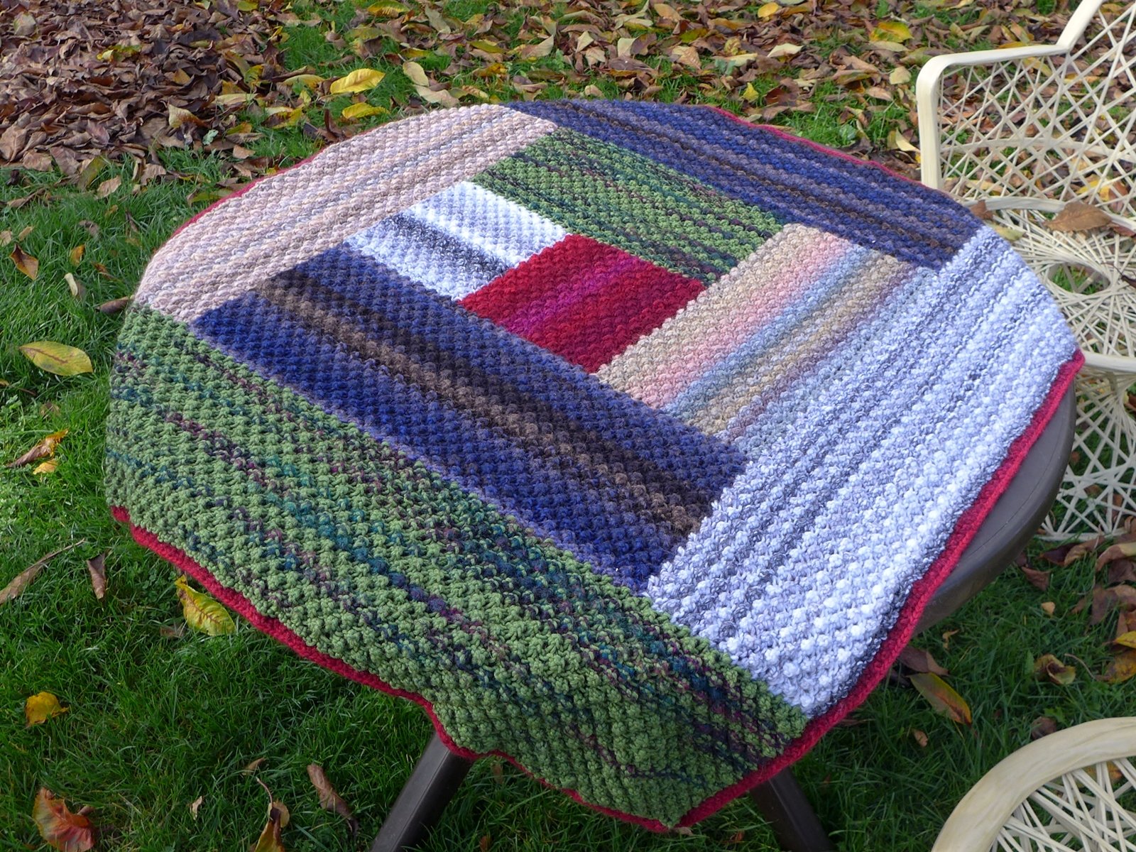 Dornröschen-Patchwork-Decke aus Wollresten - Kostenlose Strickanleitung